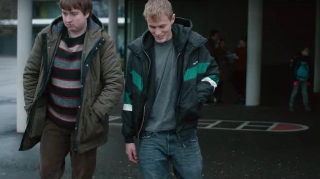 Parka kaki de Hagen (Daniel Friedl) dans Nous, La Vague (S01E01) | Spotern