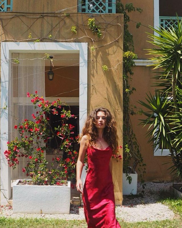 Red dress worn by Eleonora Leo Jane on his account Instagram @eleonore.leojeanne | Spotern