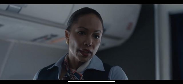 La bufanda que lleva una azafata en la película Un millón de pedacitos ...