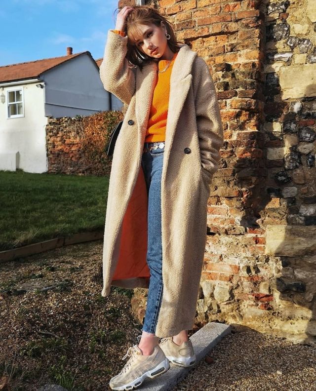 Stone Ted­dy Coat of Abi Milner on the Instagram account @abigail ...