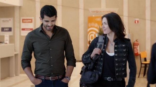 La veste d'officier en jean portée par Elise (Malya Roman) dans la ...