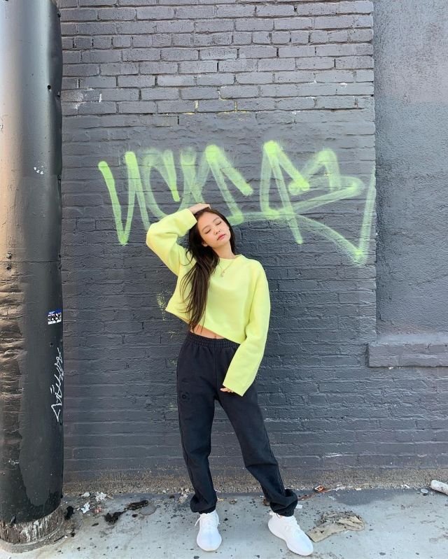 Le pantalon noir jogging de Jennie Kim sur le compte Instagram de ...