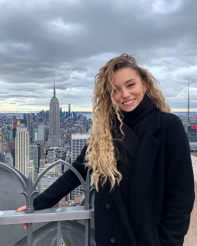 Le manteau noir de Chloé Bleinc sur son compte Instagram @chloebbbb | Spotern