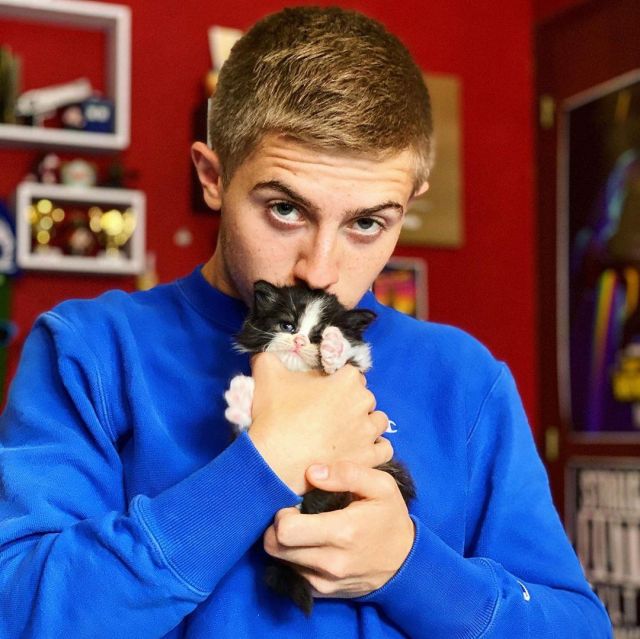 Champion sweat-shirt worn by michou on the account Instagram of @michou ...