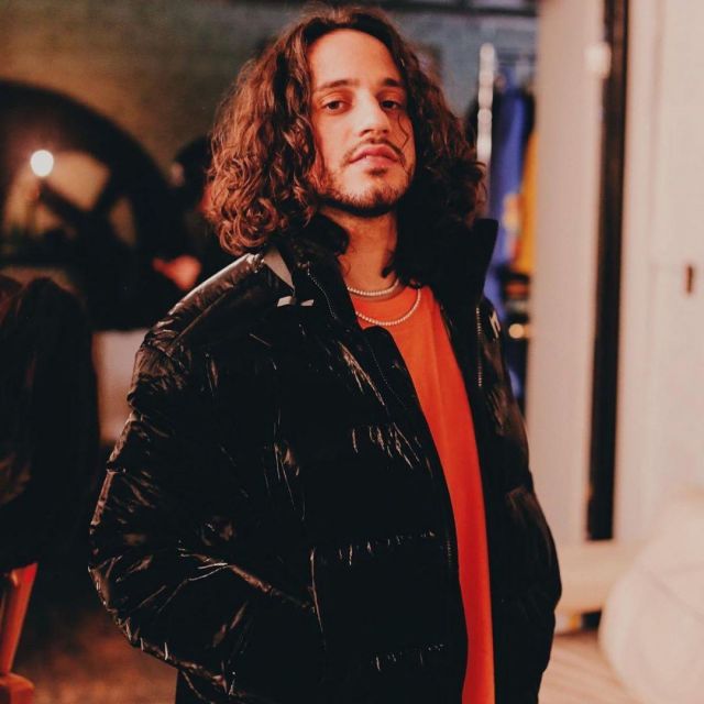 The pearl necklace worn by Russ on his account Instagram @russ | Spotern