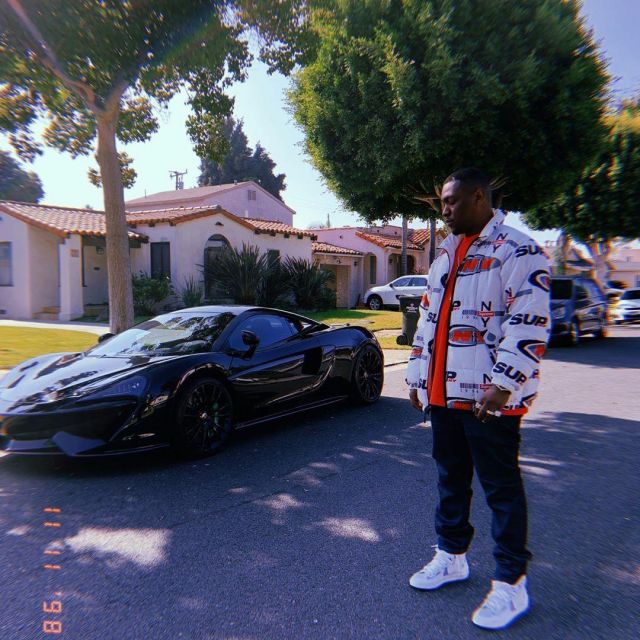 La veste blanche supreme NY portée par Hit-Boy sur le compte Instagram ...