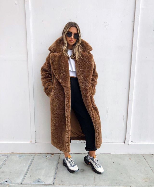 Over­sized Coat of Tia Lineker on the Instagram account @tialineker ...