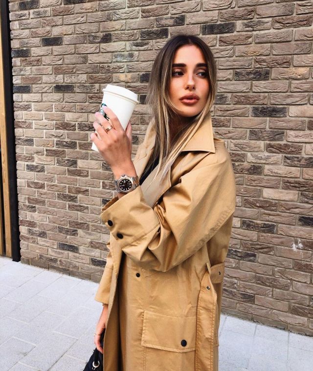 Belt­ed Camel Trench Coat of Tia Lineker on the Instagram account ...