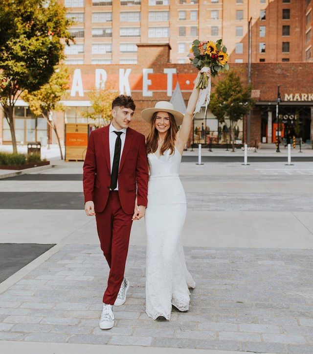 La veste de blazer rouge de Harrison Nevel sur le compte Instagram de ...