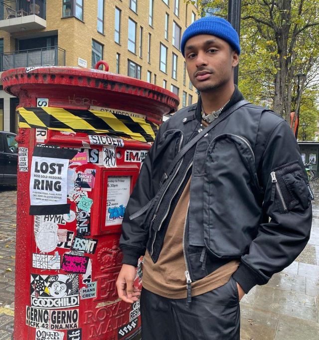 Bonnet bleu électrique sur le compte Instagram de @icykof | Spotern