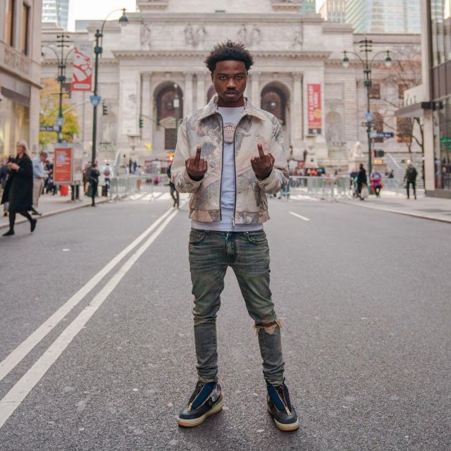 Sneakers beige and blue with zippers worn by Roddy Ricch on the account ...