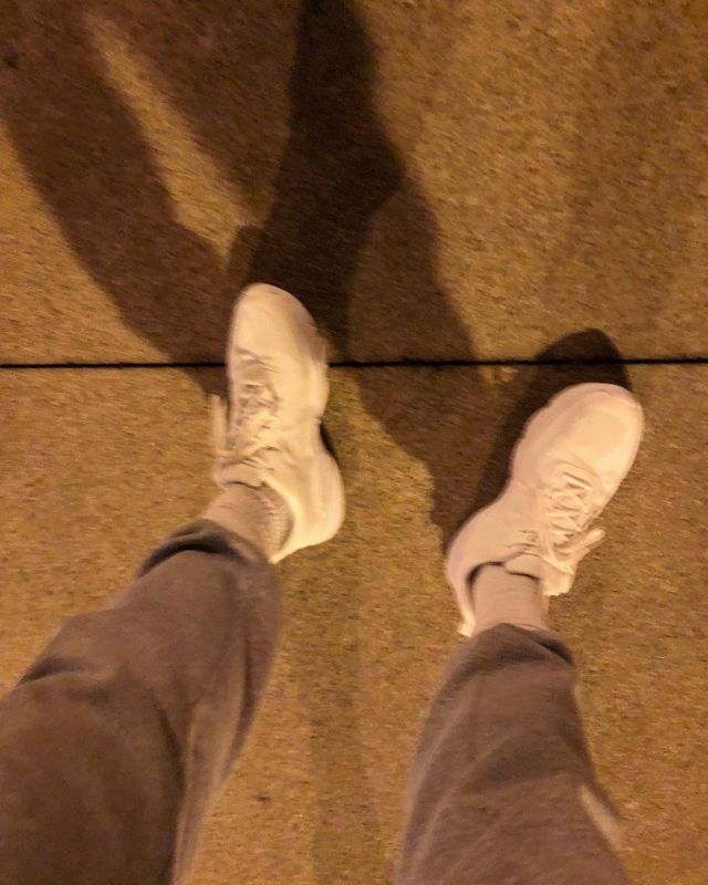 Sneakers blanche asos portées par aaron rhodes sur le compte Instagram ...