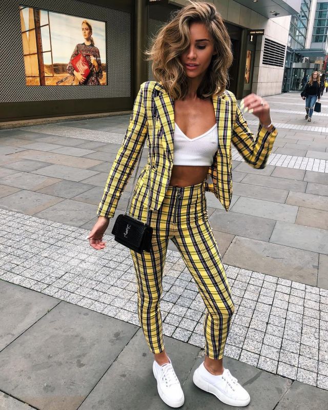 Sneak­ers white of Emily Shak on the Instagram account @emilyshak | Spotern