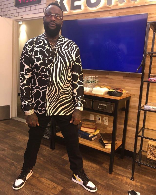Les sneakers nike blanches, noires et jaunes portées par Rick Ross sur ...