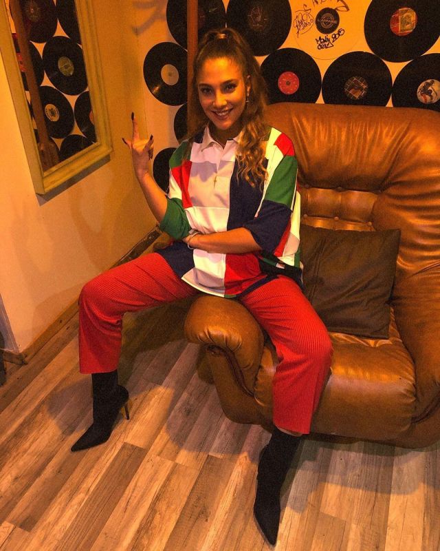 The red trousers worn by Chilla on the account Instagram of ...