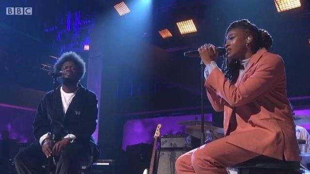 The suit jacket worn by Little Simz on the account Instagram of ...