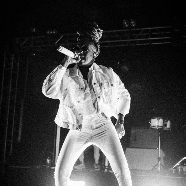 Jean jacket, white cropped worn by Little Simz on the account Instagram ...