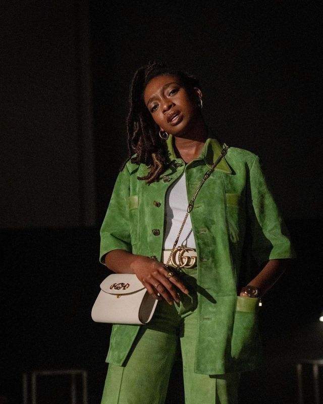 The blazer in green velvet worn by Little Simz on the account Instagram ...