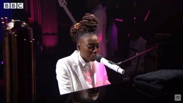 The blazer white worn by Little Simz on the account Instagram of ...