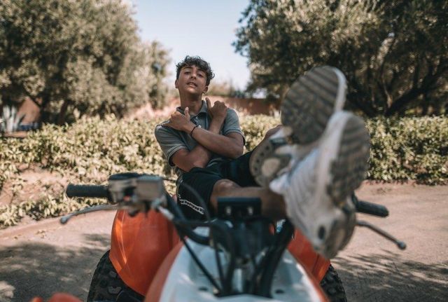 La paire de sneakers Nike Air Max Plus White portée par Inoxtag sur son ...