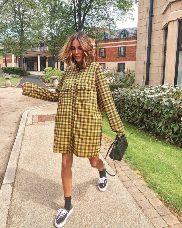 Vestido de camisa amarilla de Tara Maynard en la cuenta de Instagram ...