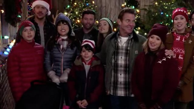 Cap dark red to Kayla (Ashley Tisdale) in Merry Happy Whatever (S01E02 ...