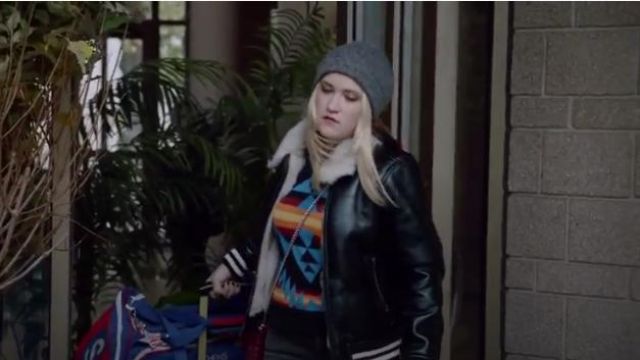 Chaqueta moto black Faux Fur usada por Roxy Doyle (Emily Osment) en ...