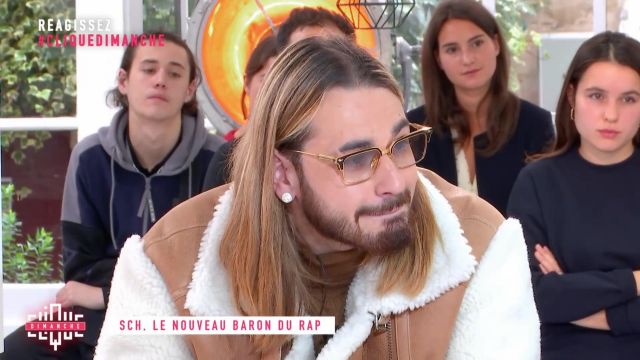 Le col roulé marron de SCH dans la vidéo SCH : le nouveau baron du rap ...
