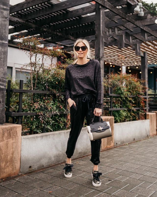 Foil Jog­gers of Brooke Burnett on the Instagram account ...