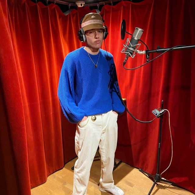 Le pull bleu porté par Nelick sur le compte Instagram de ...