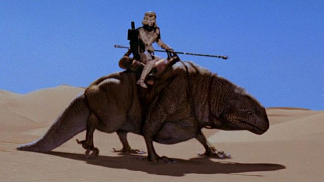 The costume (version dog) of Dewback in Star Wars IV : A new hope | Spotern