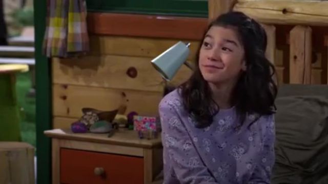 Sudadera floral púrpura usada por Gwen (Scarlett Estevez) en BUNK'D ...