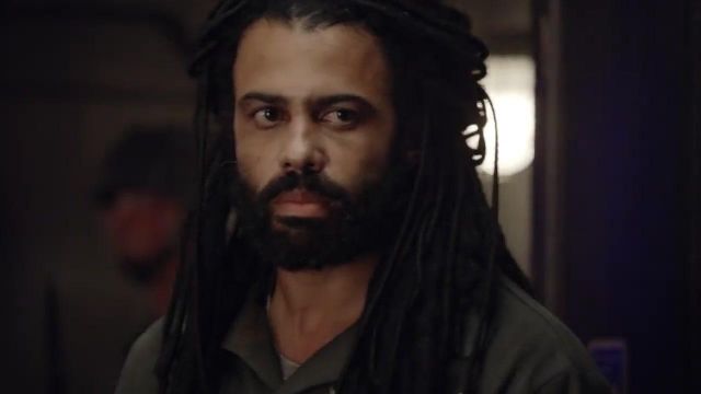 The khaki shirt of Andre Layton (Daveed Diggs) in Snowpiercer | Spotern