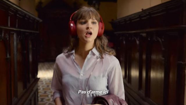 The red headphones of Isi (Lisa Vicari) in Isi & Ossi | Spotern