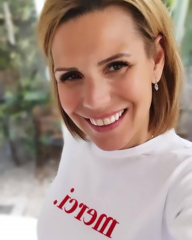 Le tee-shirt col rond brodé Merci. de Laura Tenoudji sur son compte ...