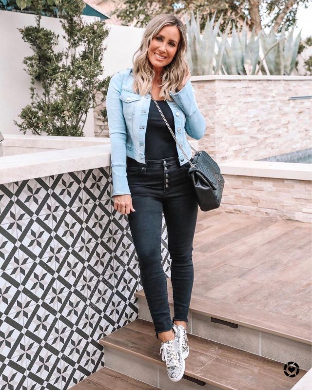 Jeans Jack­et of Kim Blank on the Instagram account @liveloveblank ...