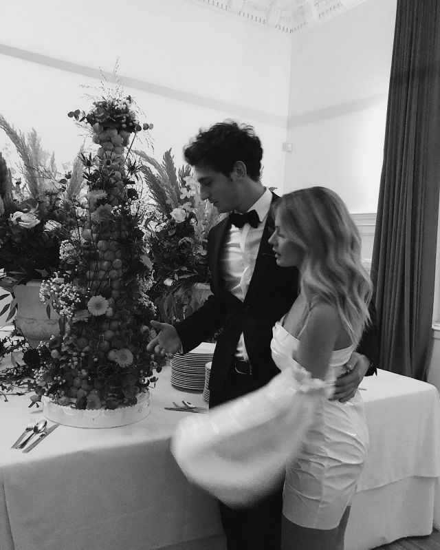 The white dress worn by Parysatis on her account Instagram @parysatis ...