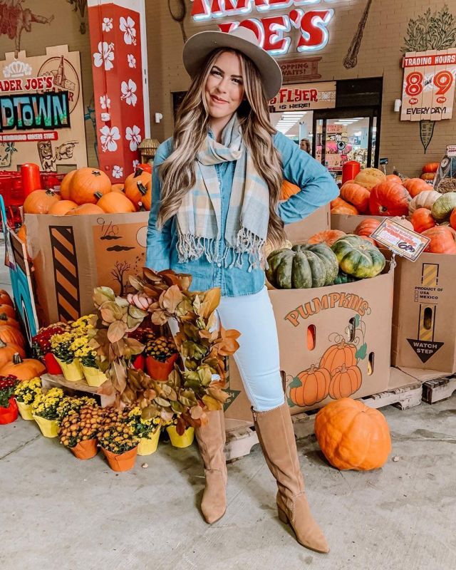 Cham­bray Shirt of Bailey Schwartz on the Instagram account ...