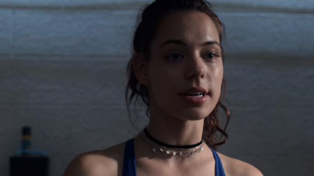 Gold choker worn by Beth Cassidy (Marlo Kelly) in Dare Me (S01E02 ...