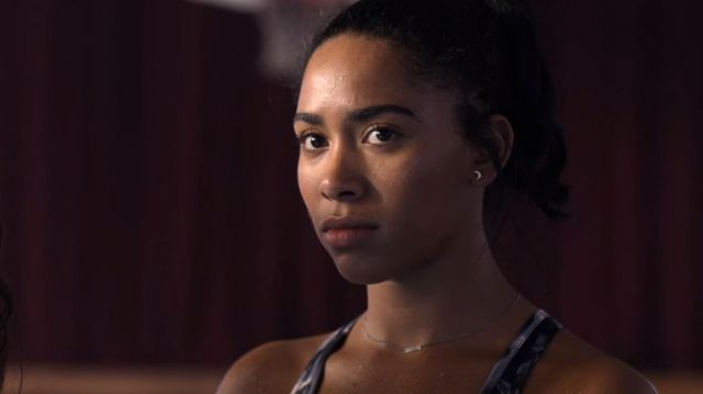 Argent collier porté par Addy Hanlon (Herizen Guardiola) à Oser Me ...