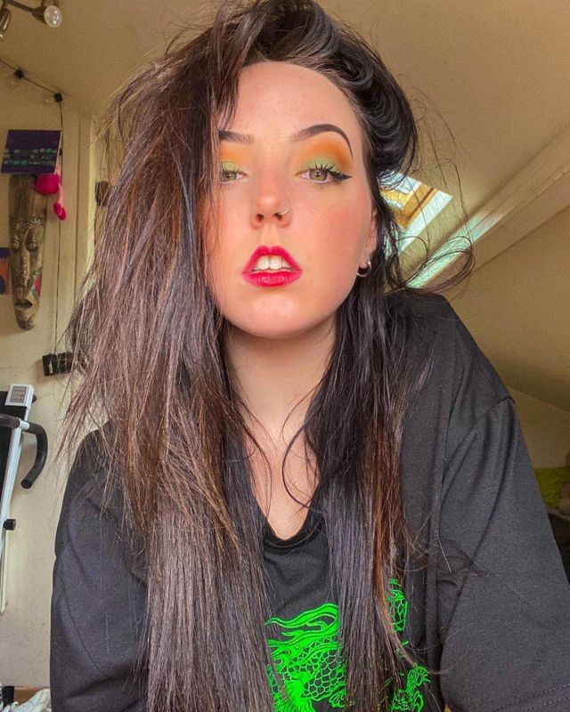 La camiseta negra con un dragón verde que lució Camille Stengel en su ...