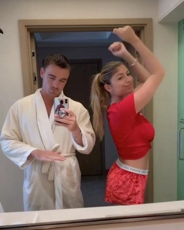 The red t-shirt writing LOVE Elsa Venset on his account Instagram ...