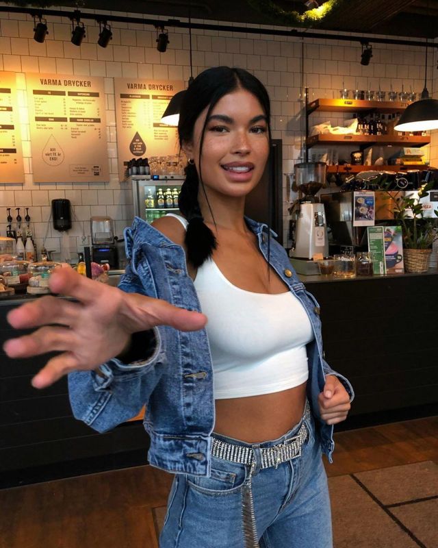 Blue Over­sized Den­im Jack­et of Aisha Potter on her Instagram account ...