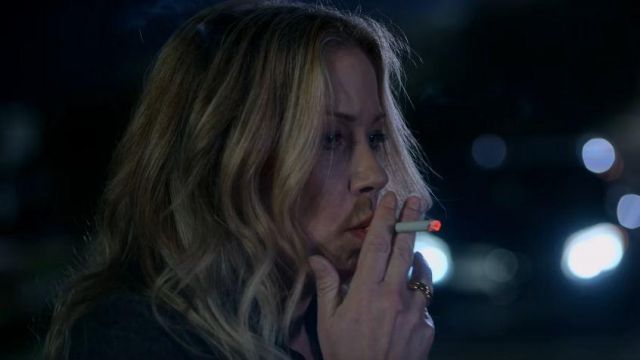 Anillos de oro de Quinn usados por Jen Harding (Christina Applegate) en ...