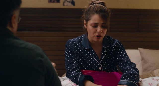 The pyjama blouse blue polka dot of Siddhi Patel (Maanvi Gagroo) in Four More Shots Please ...