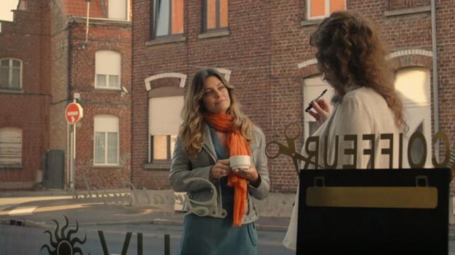 Le foulard uni orange de Chloé (Laëtitia Milot) dans Réunions (S01E01 ...