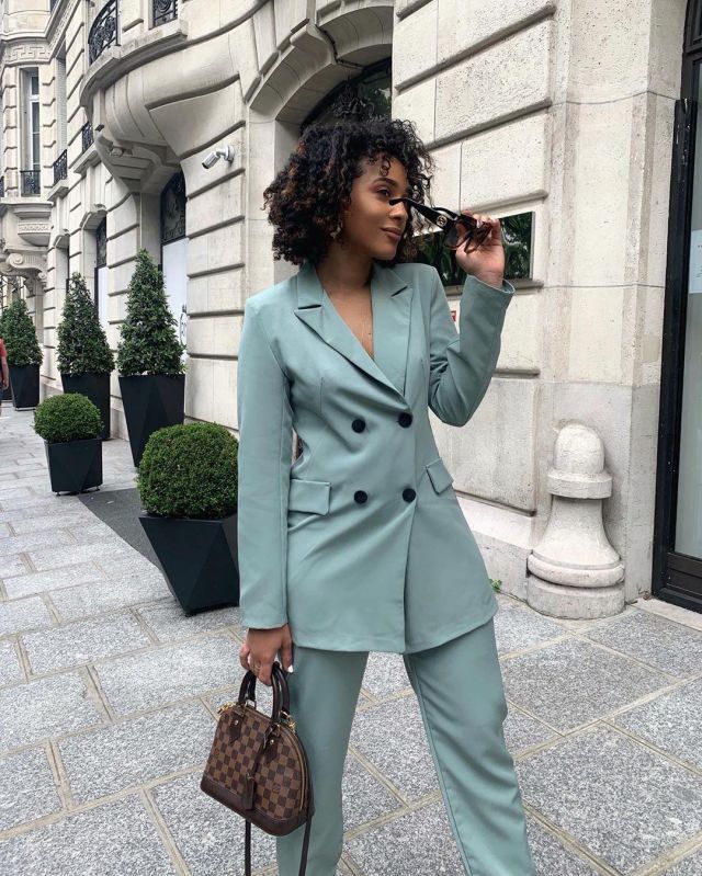 Le pan­ta­lon vert porté par Axelle Elle sur son compte Instagram @ax ...