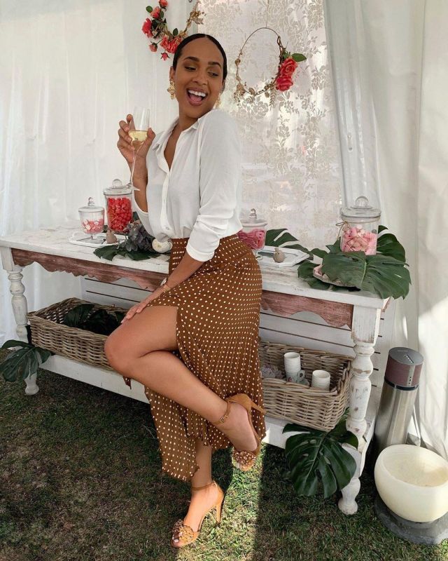 La robe che­mise blanche de Axelle Elle sur son compte Instagram @ax ...