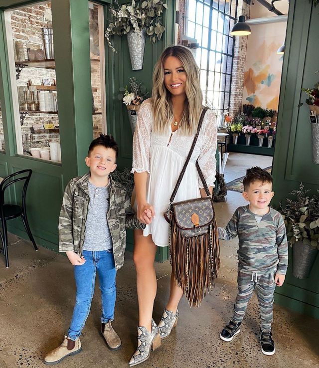 Louis Vuitton Shoul­der Bag of Sarah Knuth on the Instagram account ...