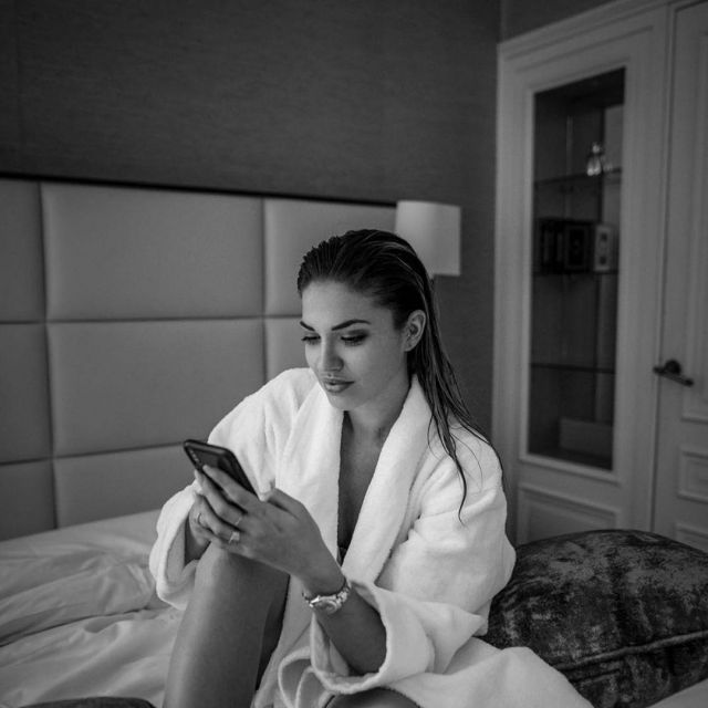 The white bathrobe worn by Tiffany on his account Instagram @tiffanyk ...